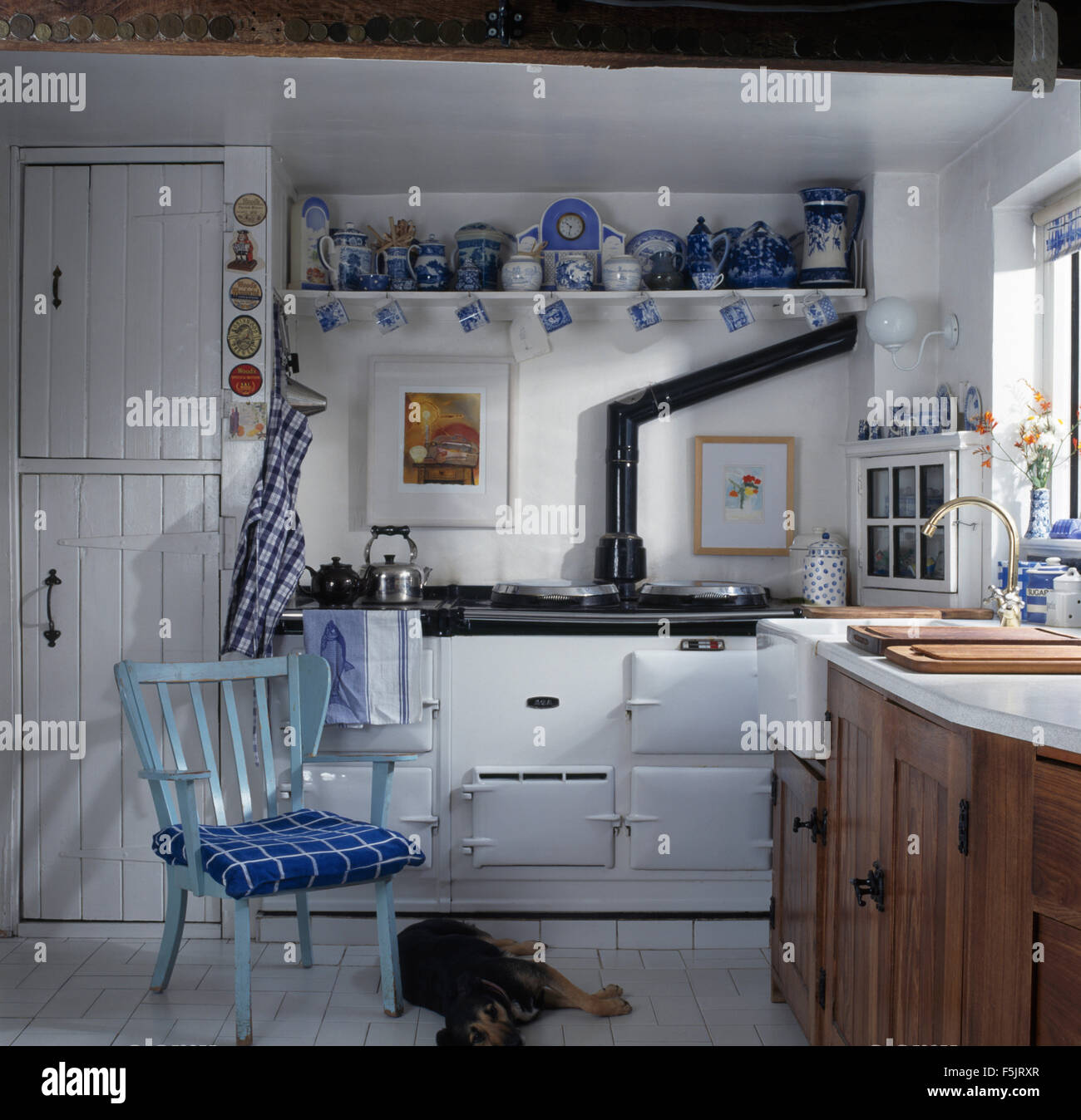 Interiors kitchen aga traditional hi-res stock photography and images ...