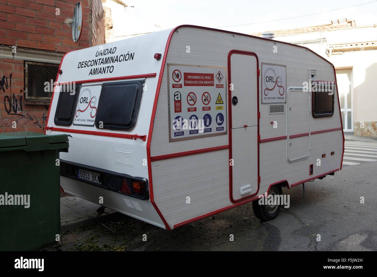 Asbestos decontamination unit Stock Photo - Alamy