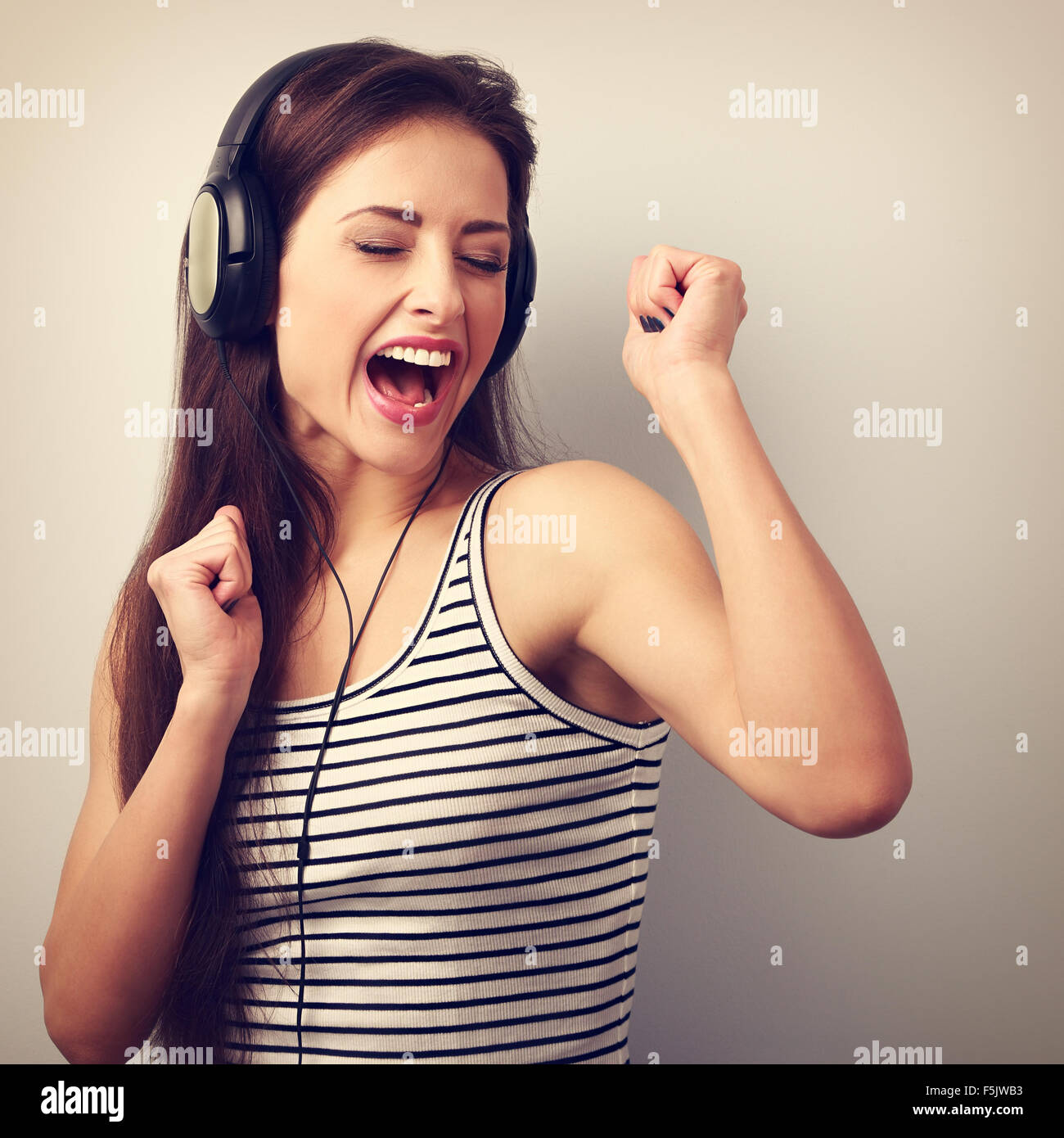 Vintage girl singing hi-res stock photography and images - Alamy