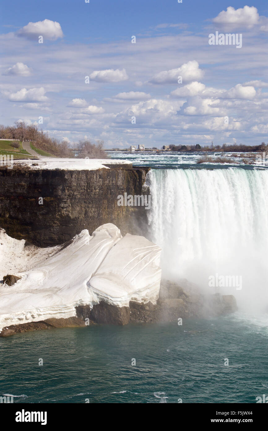 Beautiful Niagara falls and the snow on the rocks Stock Photo - Alamy