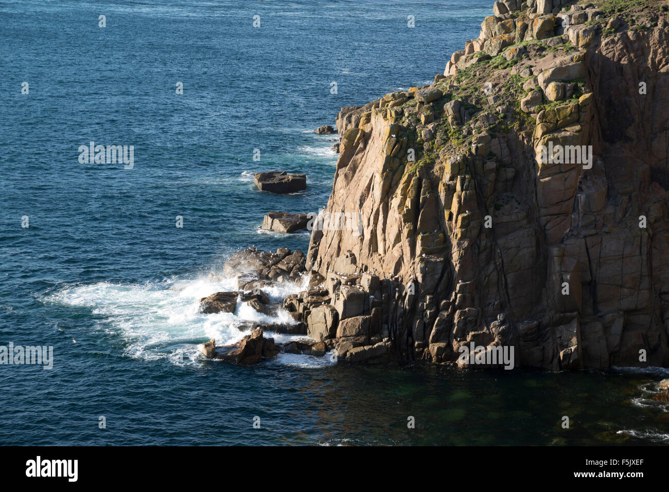 Waves crash on cliff hi-res stock photography and images - Alamy