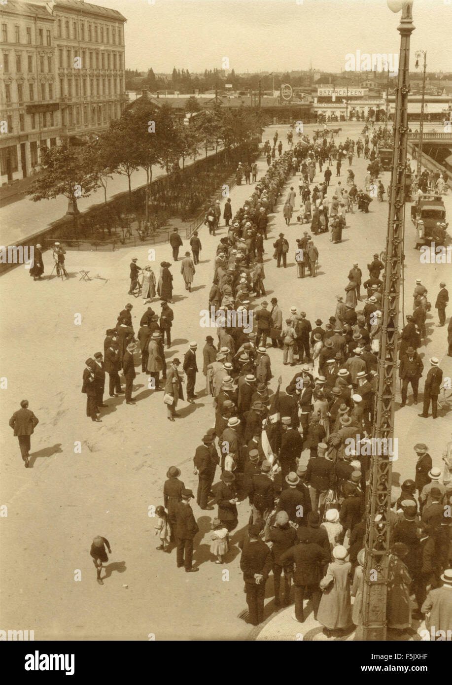 1920s crowd hi-res stock photography and images - Alamy