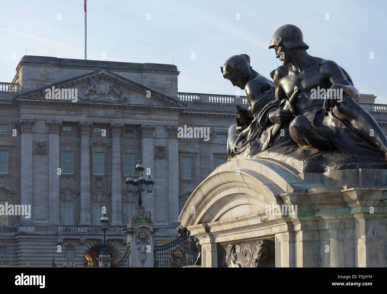 Military memorial statues hi-res stock photography and images - Alamy