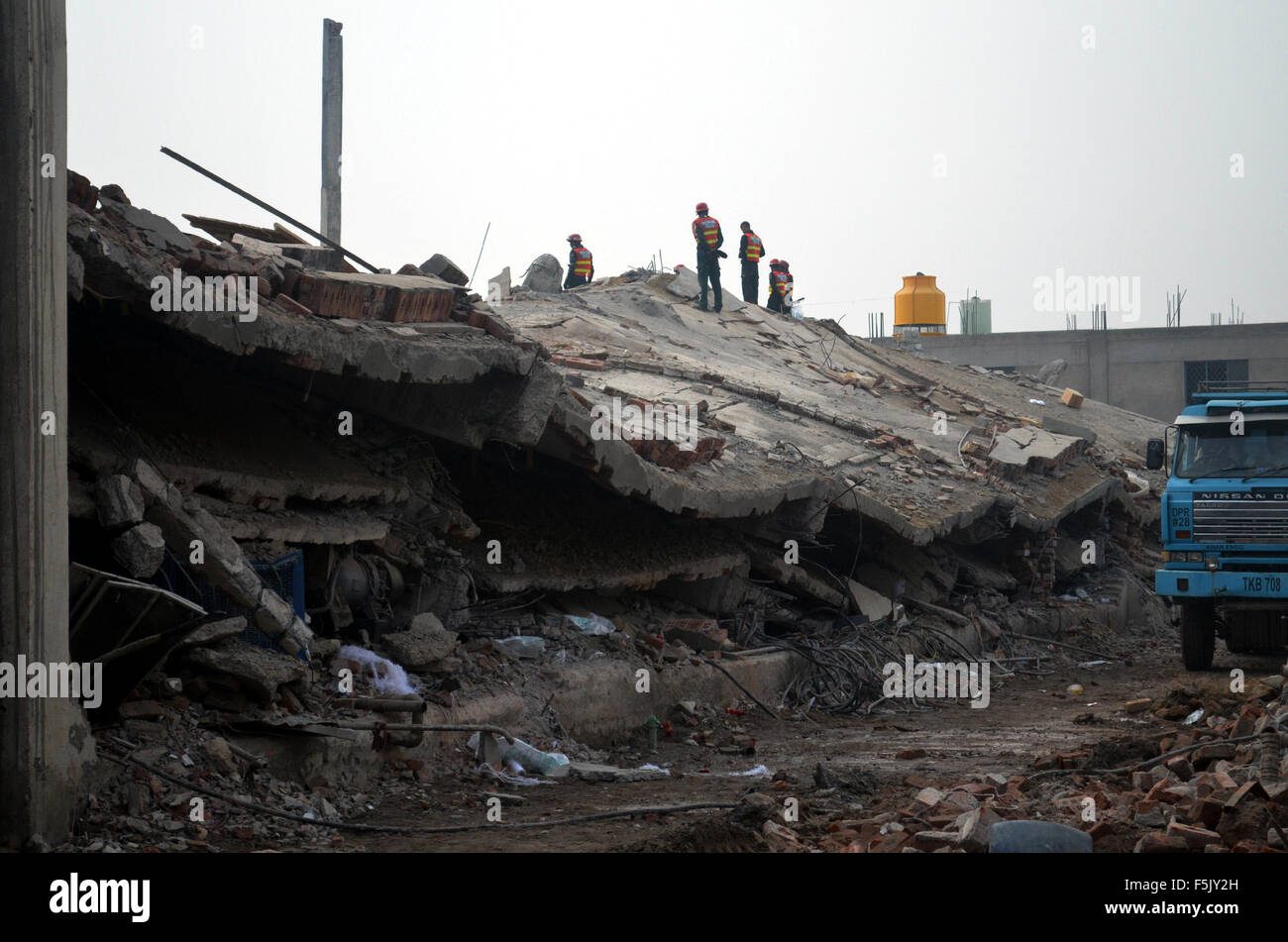 Lahore. 5th Nov, 2015. Rescuers search for victims in the rubble of a ...