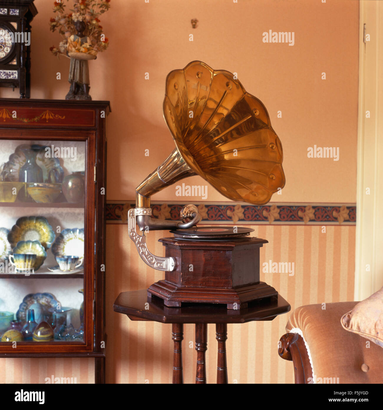 Phonograph hi-res stock photography and images - Alamy