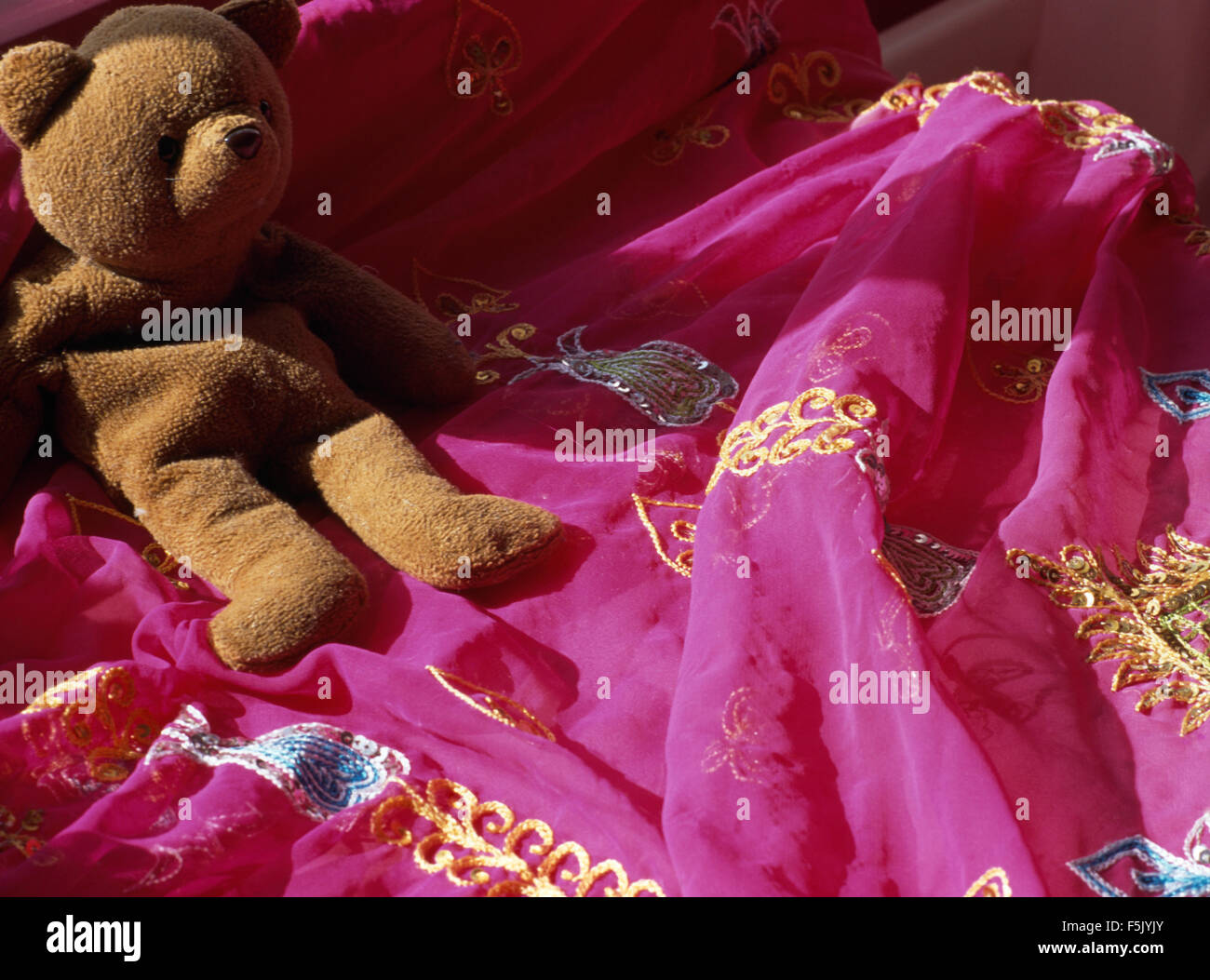 Sari fabric hi-res stock photography and images - Alamy