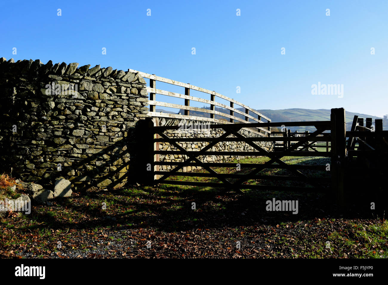 Dry stone wall gate hi-res stock photography and images - Alamy