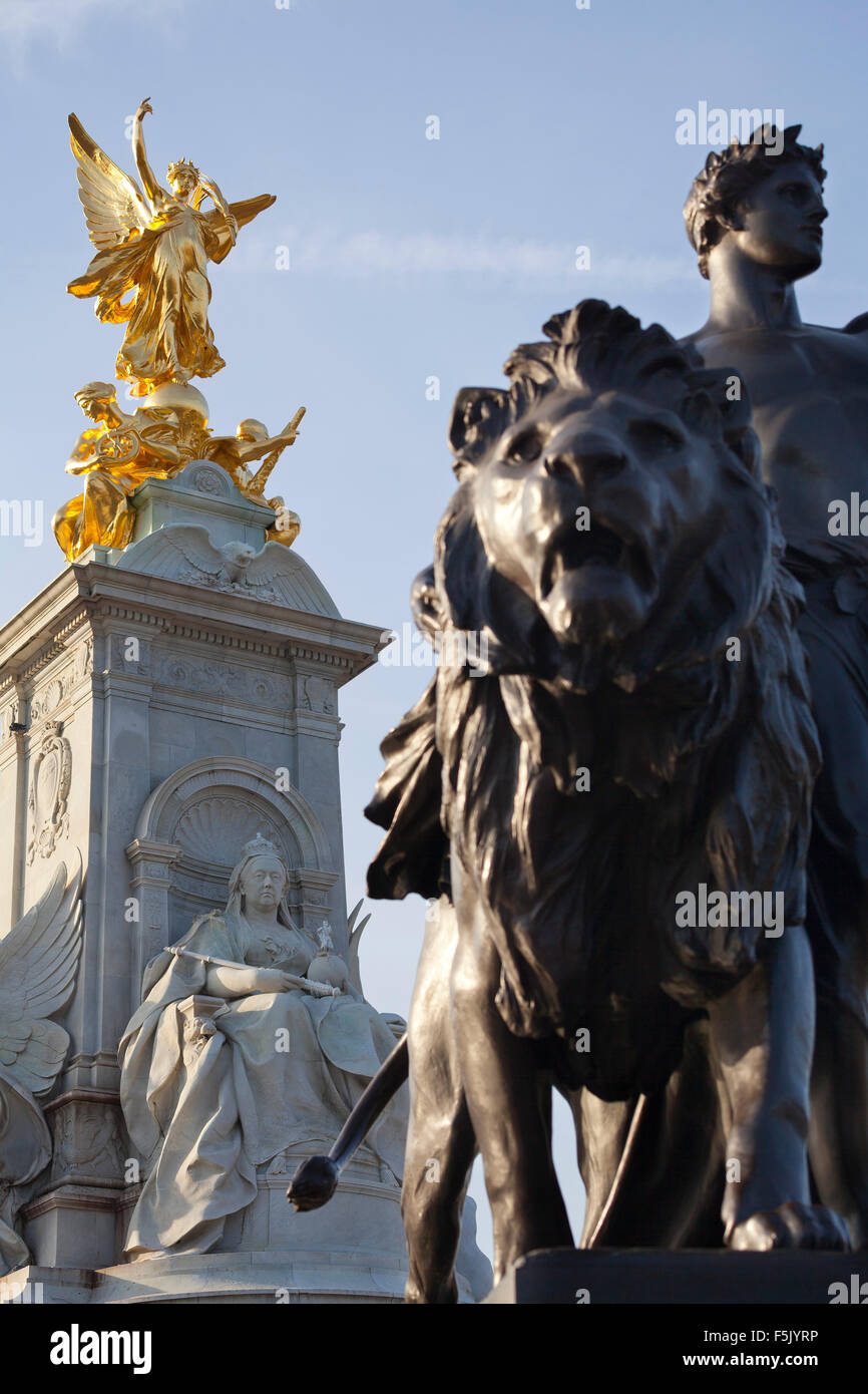 Statues of Progress, Winged Victory and Queen Victoria on the Victoria ...
