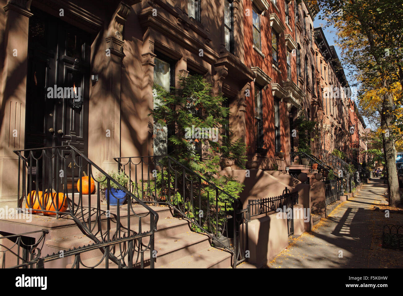 Front stoop stairs steps hi-res stock photography and images - Alamy
