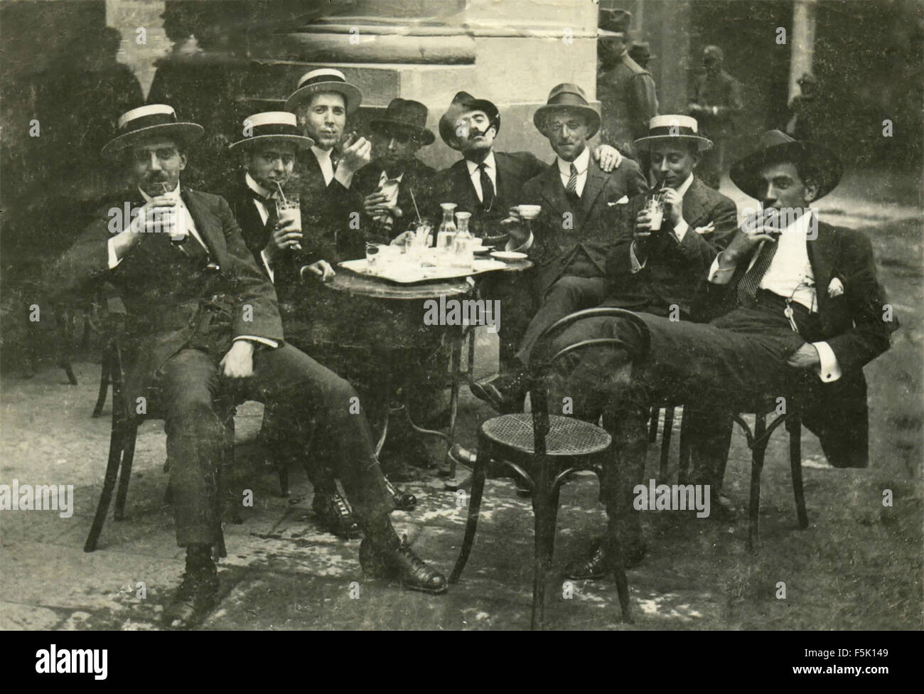 Friends do spree at Cafe Roma , Bologna, Italy Stock Photo - Alamy