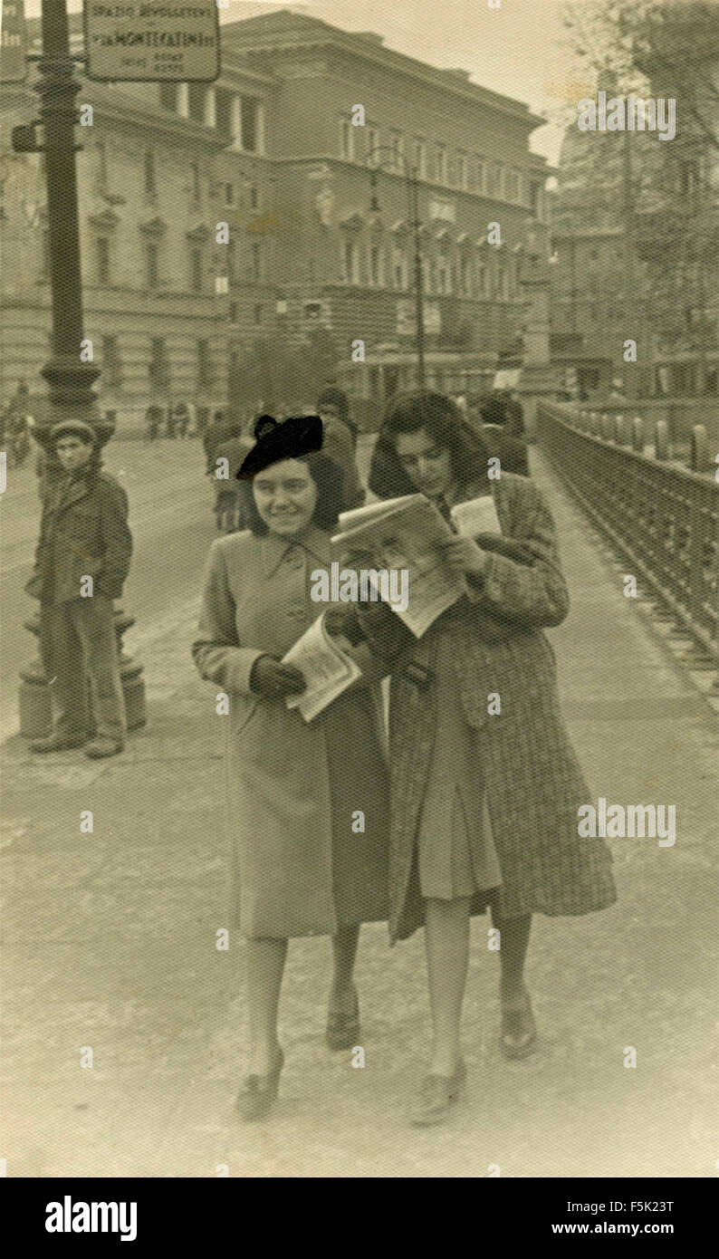 Two women crossing the Garibaldi Bridge, Rome, Italy Stock Photo - Alamy