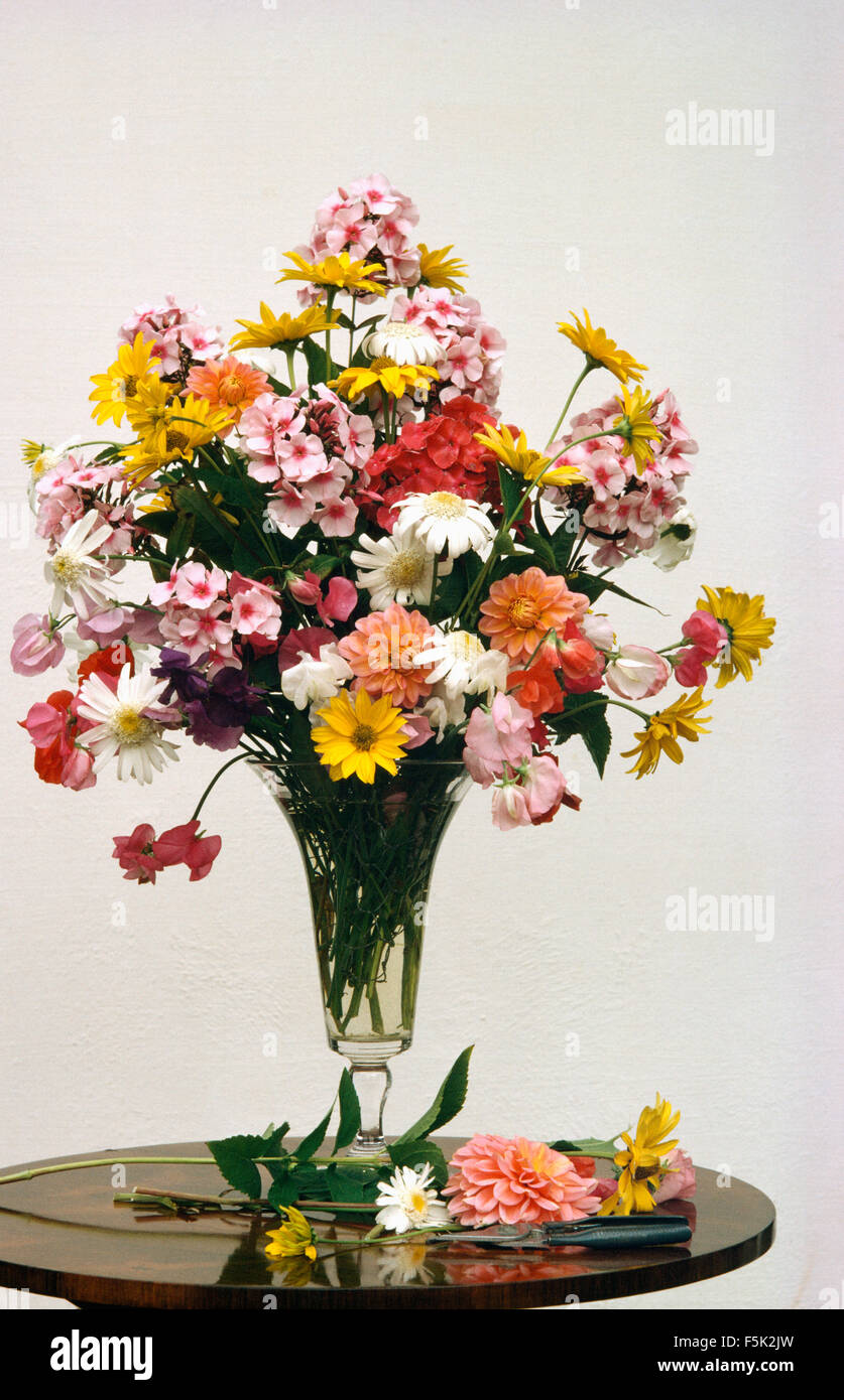 Still life floral arrangement hi-res stock photography and images - Alamy