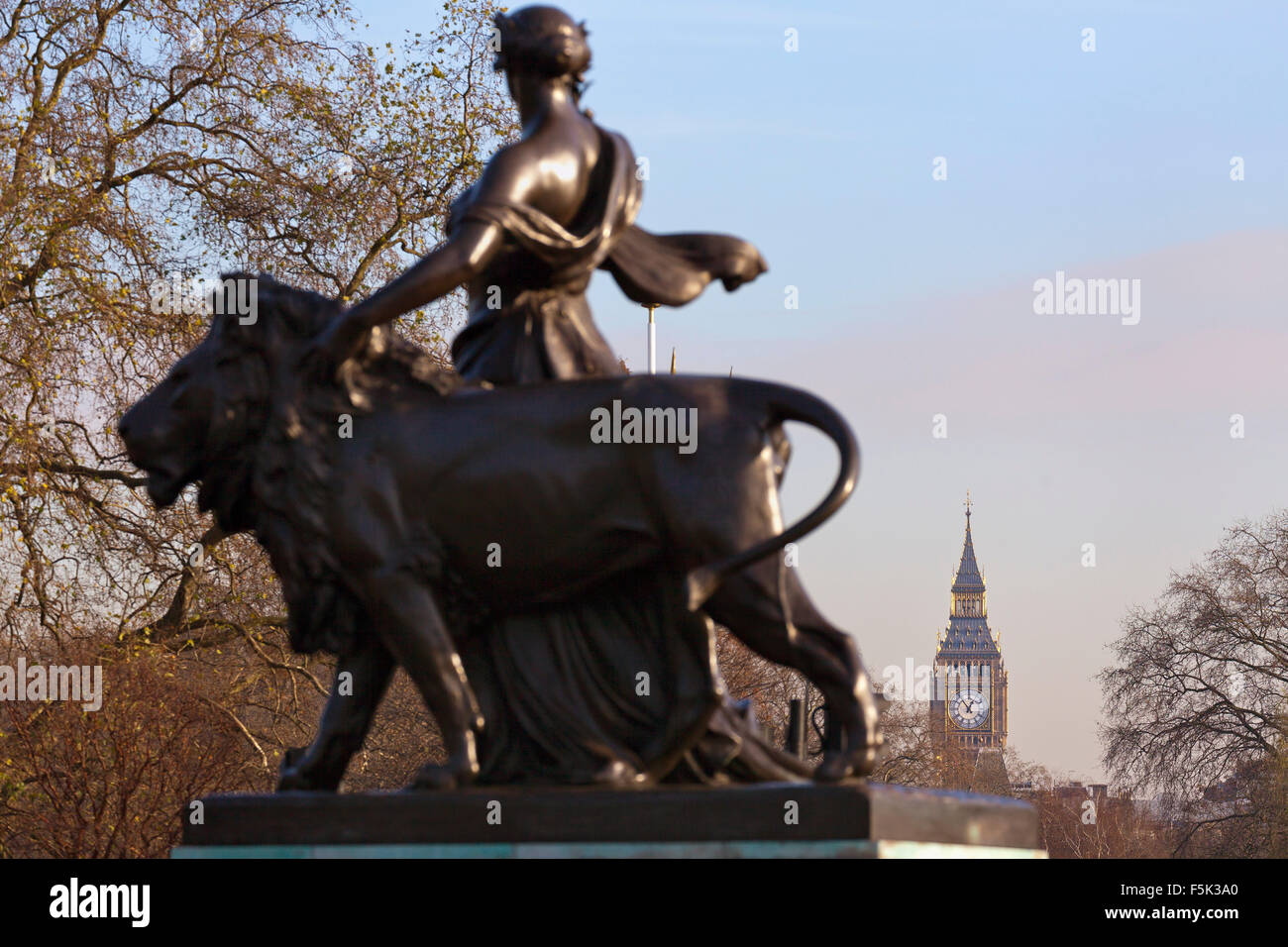 Buckingham palace bronze statue london hi-res stock photography and ...