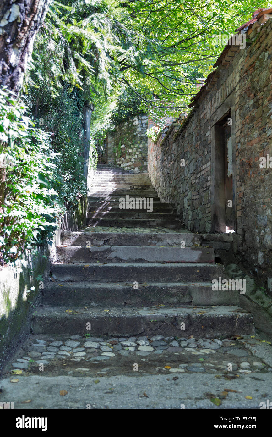 Narrow empty cobblestone street hi-res stock photography and images - Alamy
