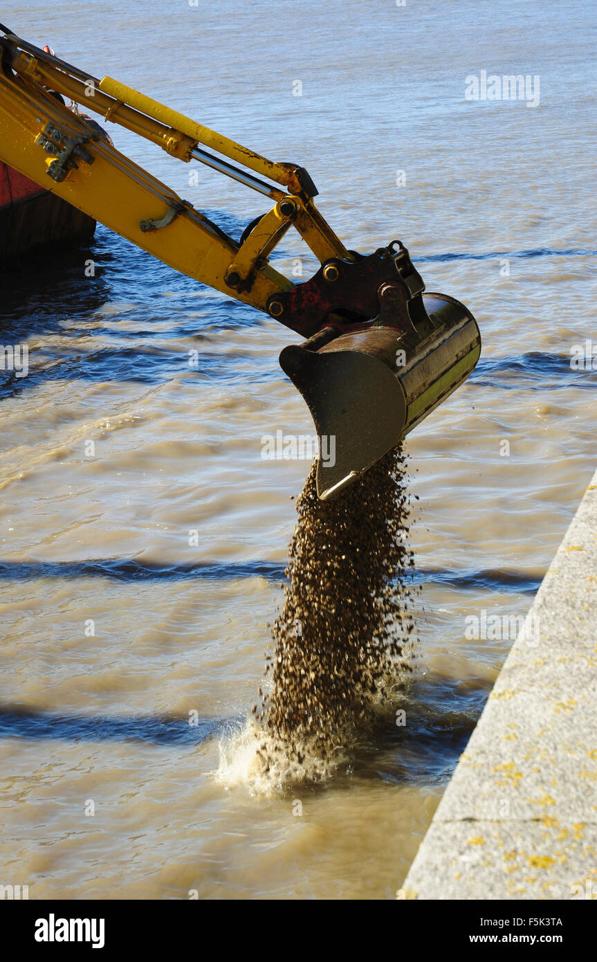 Dredging thames hi-res stock photography and images - Alamy