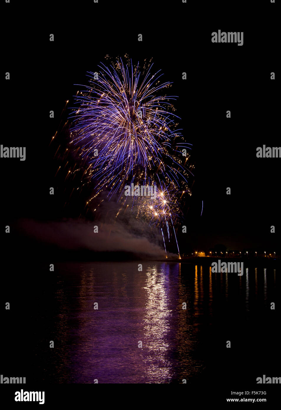 Musselburgh, East Lothian, Scotland, UK. 5th November 2015. Hundreds of ...
