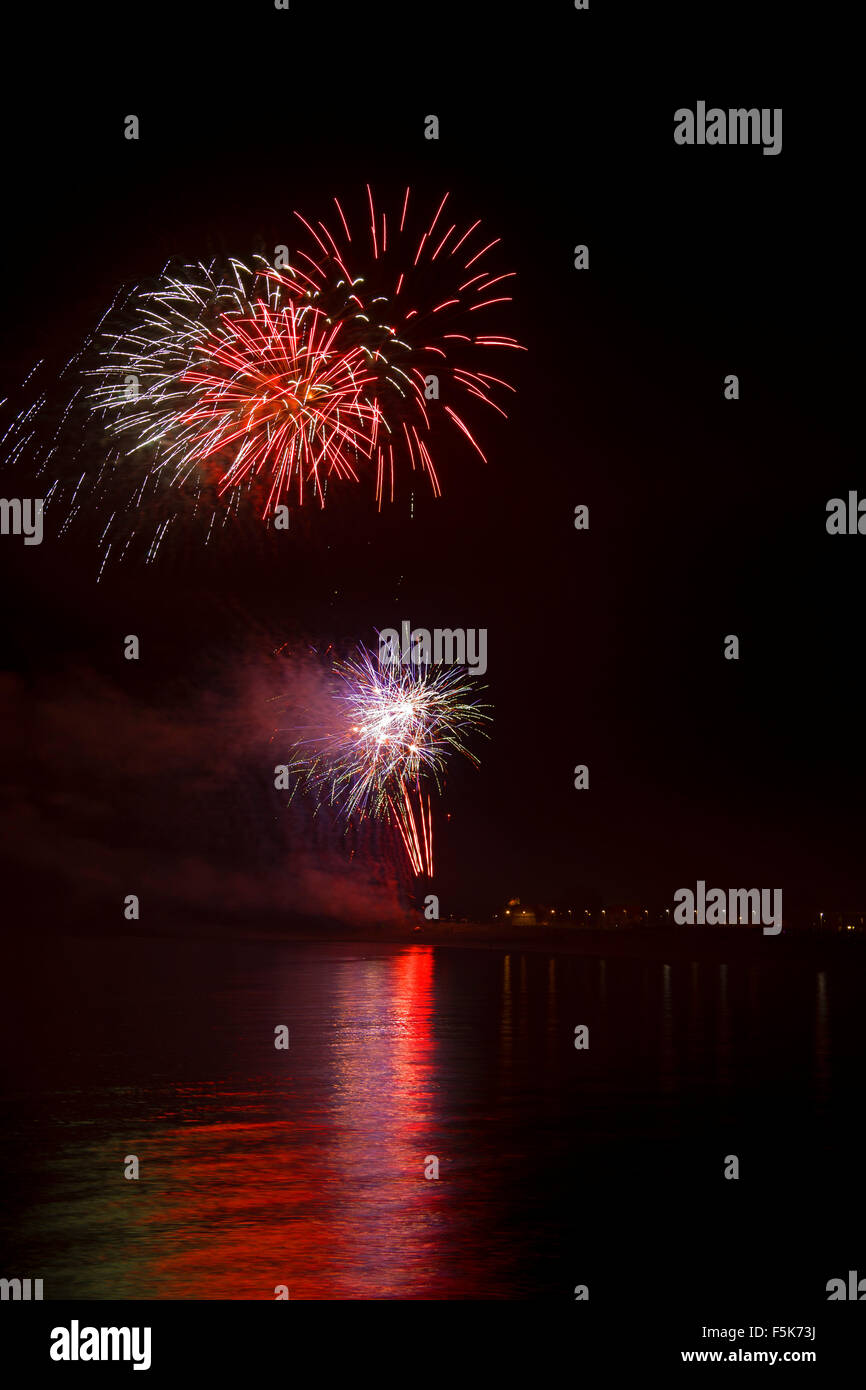 Musselburgh, East Lothian, Scotland, UK. 5th November 2015. Hundreds of ...