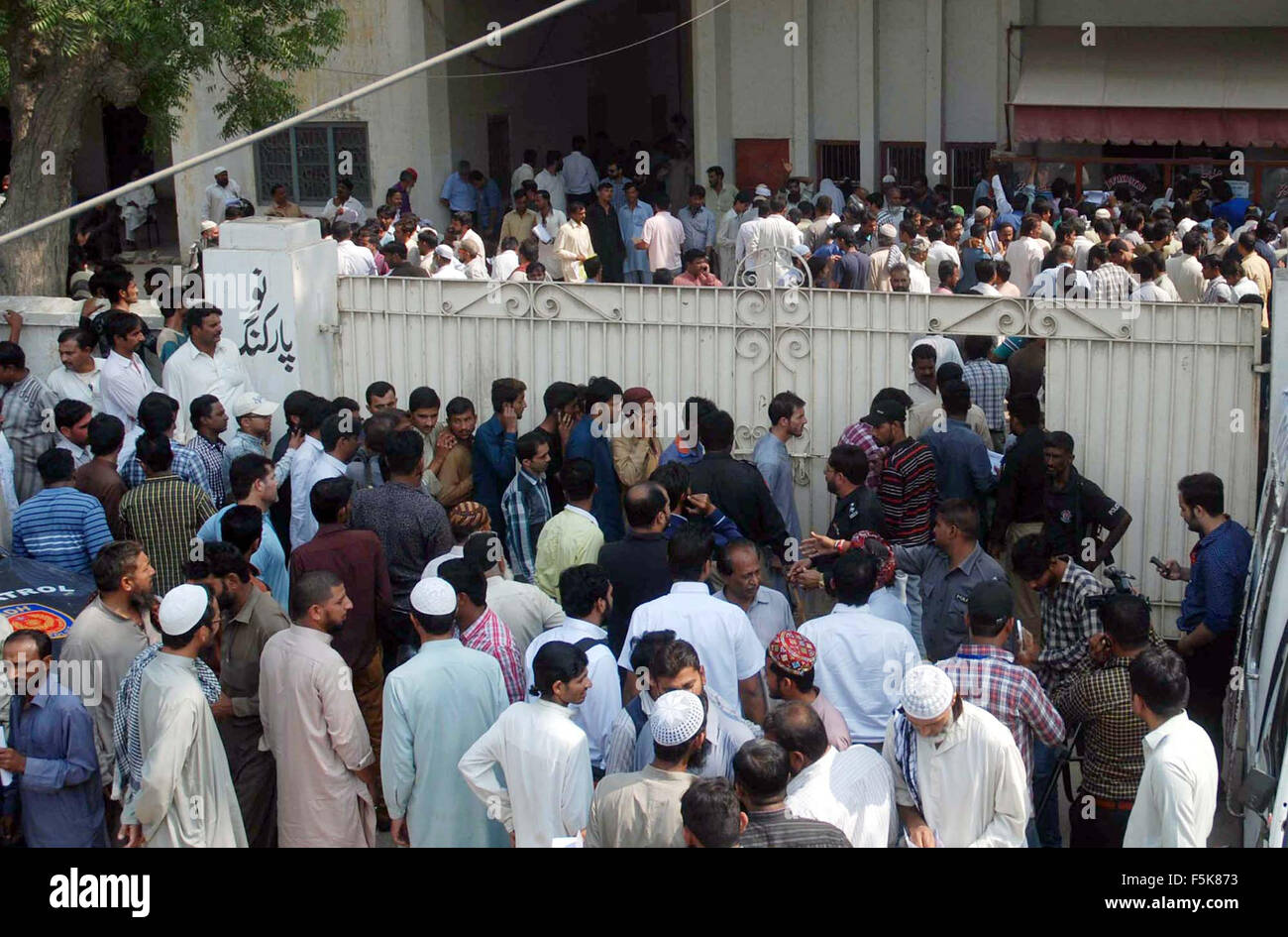 Large numbers of residents of Karachi are gathering at Traffic Police ...