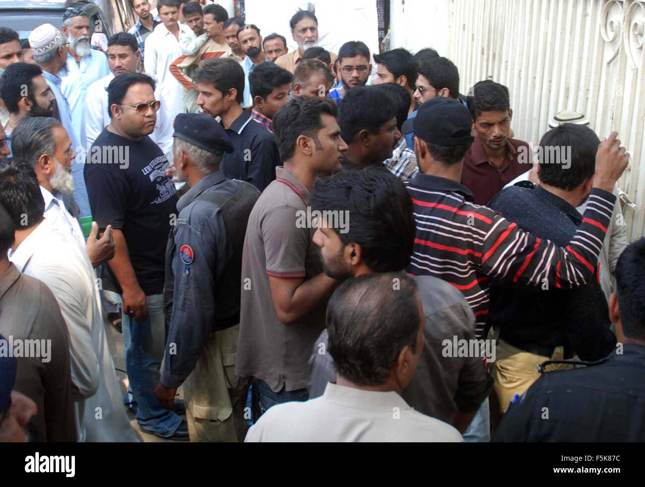 Large numbers of residents of Karachi are gathering at Traffic Police ...