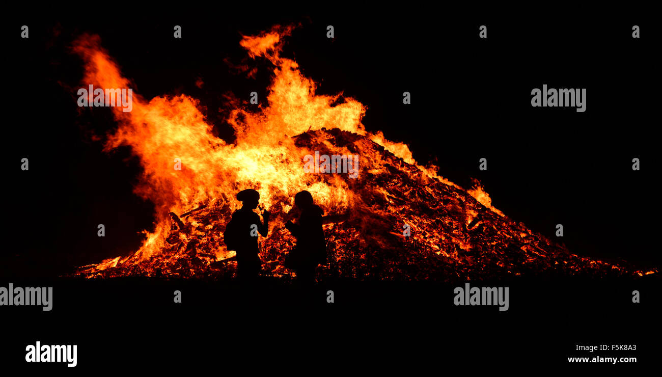 Guy fawkes bonfire fireworks hi-res stock photography and images - Alamy