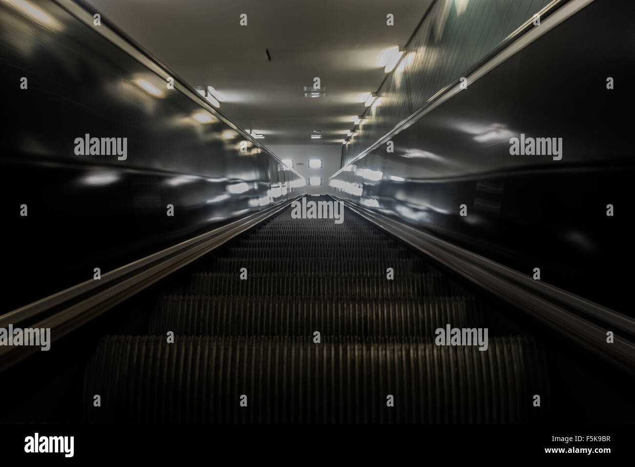 Foot level photograph of an upward escalator Stock Photo - Alamy