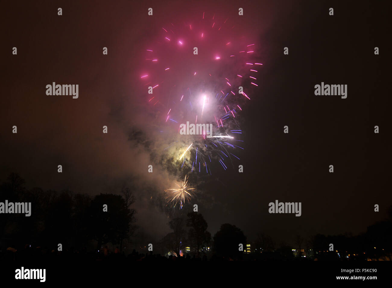 Perth, Scotland, UK. 5th November, 2015. Fireworks display at South ...