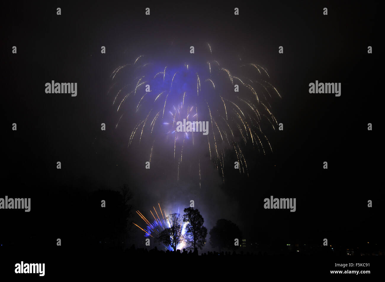 Perth, Scotland, UK. 5th November, 2015. Fireworks display at South ...