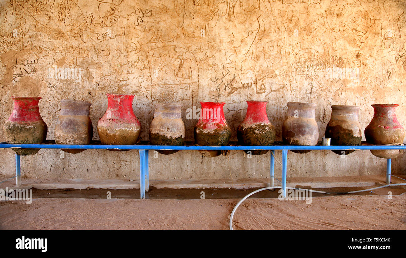 Clay jars near a well in the Sahara, central Sudan Stock Photo - Alamy
