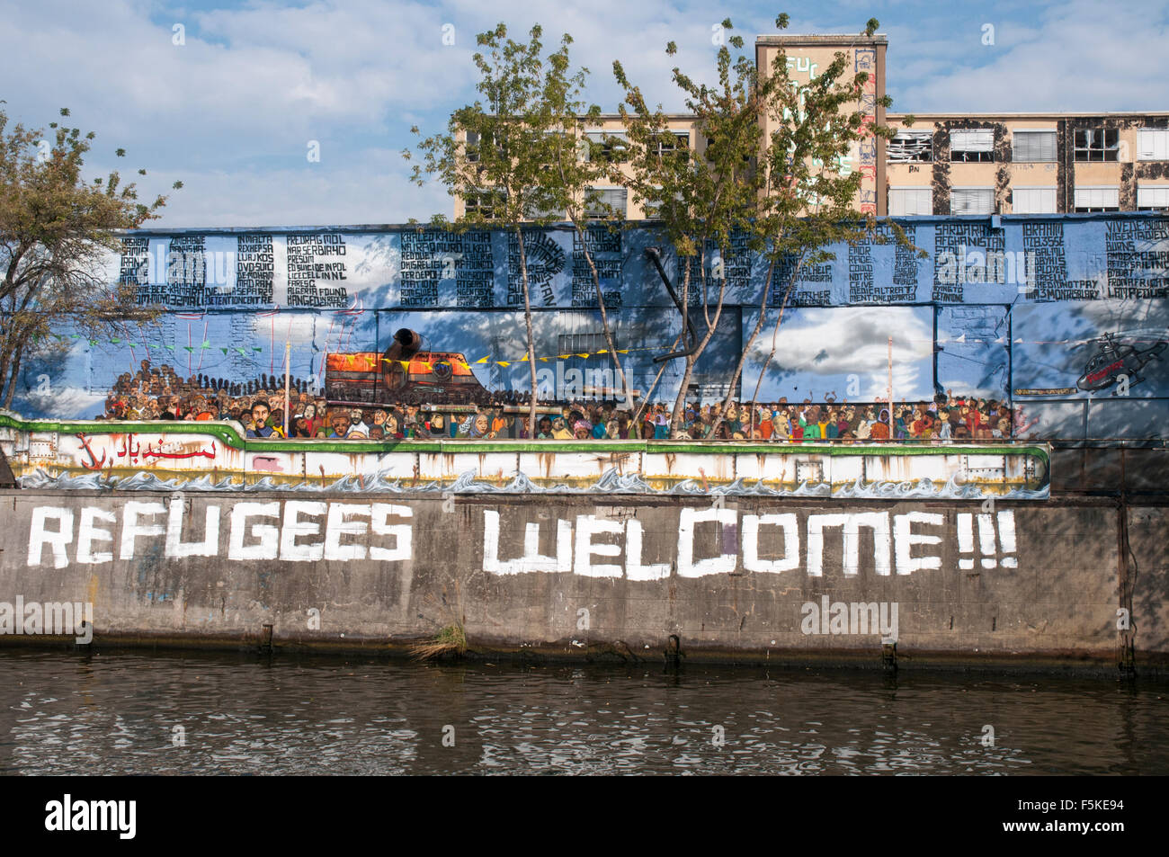 'Refugees Welcome' banner displayed above the River Spree, Berlin Stock ...