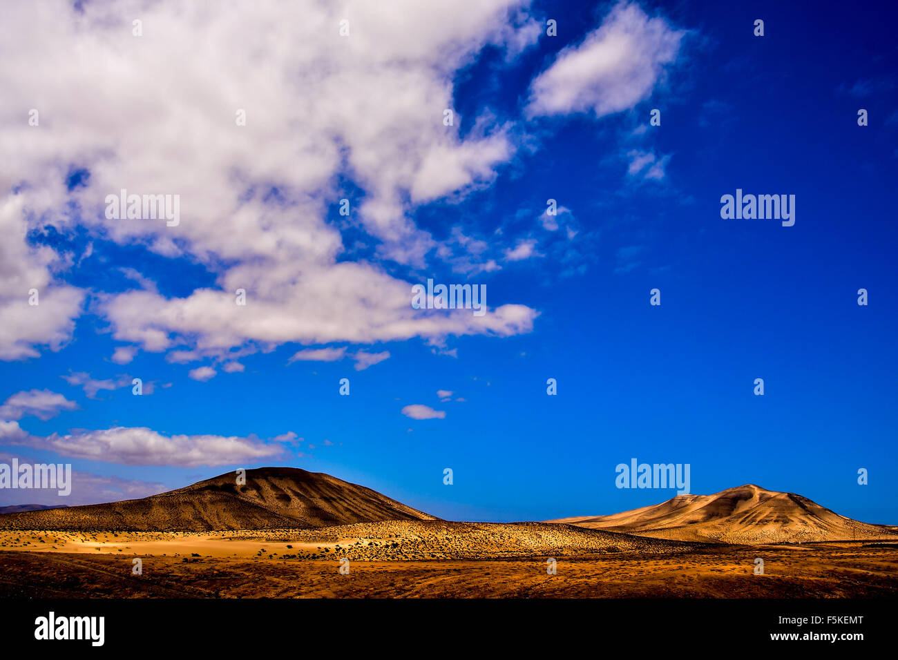 Photo Picture of a Beautiful Dry Desert Landscape Stock Photo - Alamy
