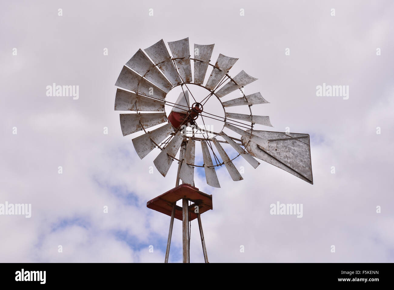 Photo Picture of a Classic Vintage Windmill Stock Photo - Alamy