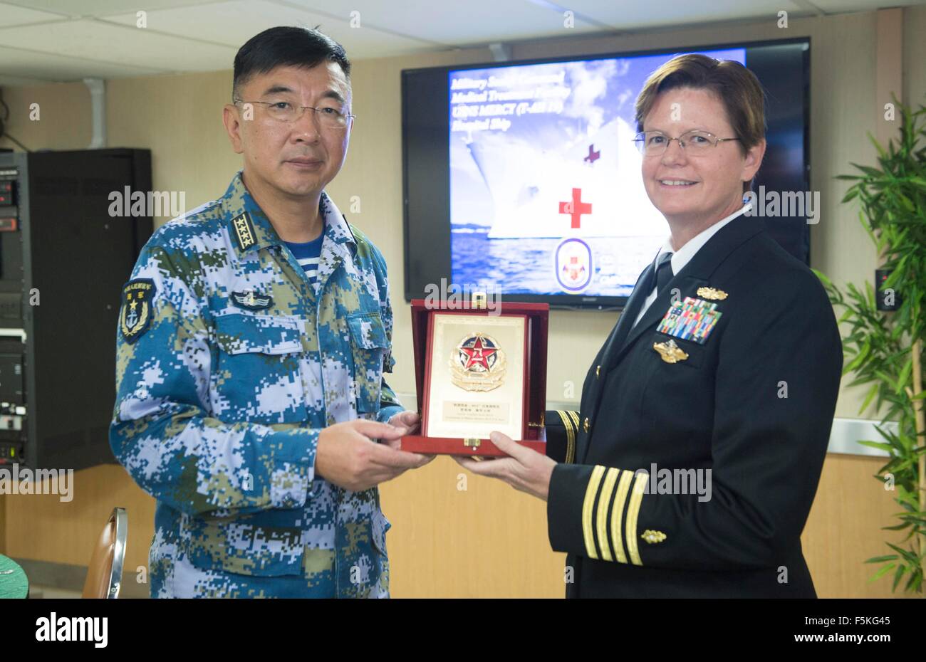 (151106) -- SAN DIEGO, Nov. 6, 2015 (Xinhua) -- Guan Bolin (L), mission ...