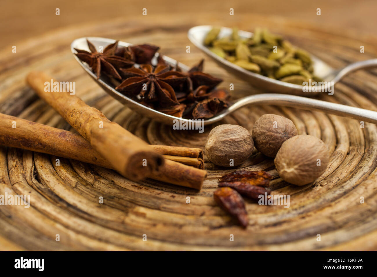 Cinnamon, anice, nutmeg, cardamom, chilli on tray Stock Photo - Alamy
