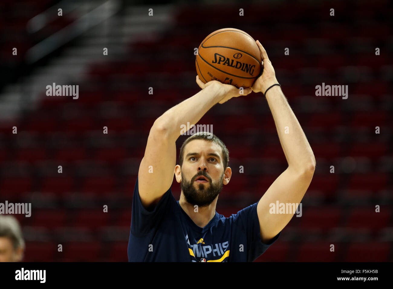 Portland, Oregon, USA. 5th November, 2015. MARC GASOL (33) warms up at ...