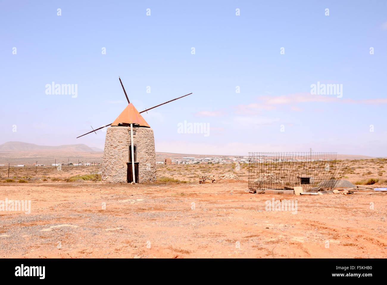 Photo Picture of a Classic Vintage Windmill Building Stock Photo - Alamy