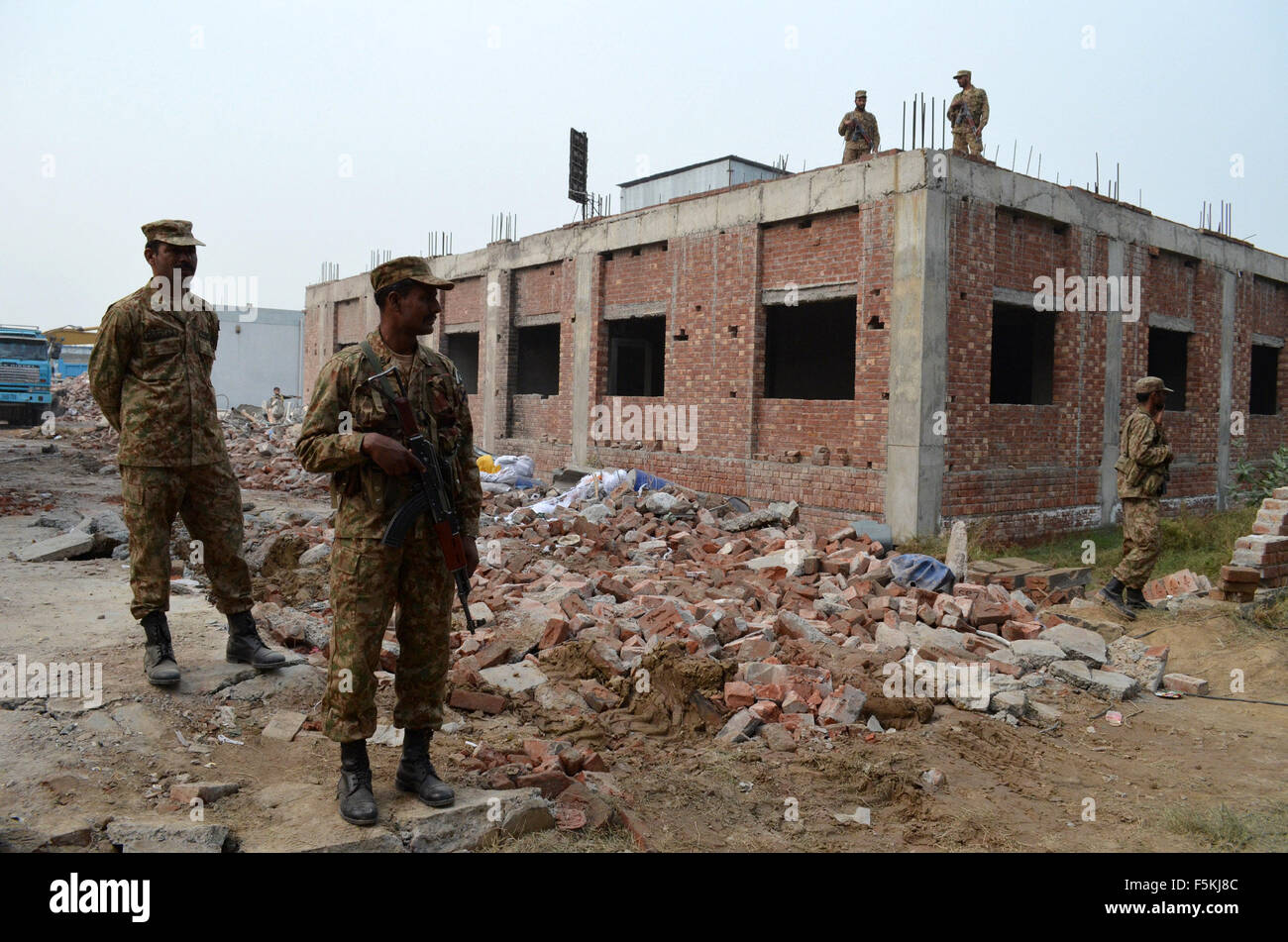 Lahore. 5th Nov, 2015. Pakistani soldiers stand guard at the site of a ...