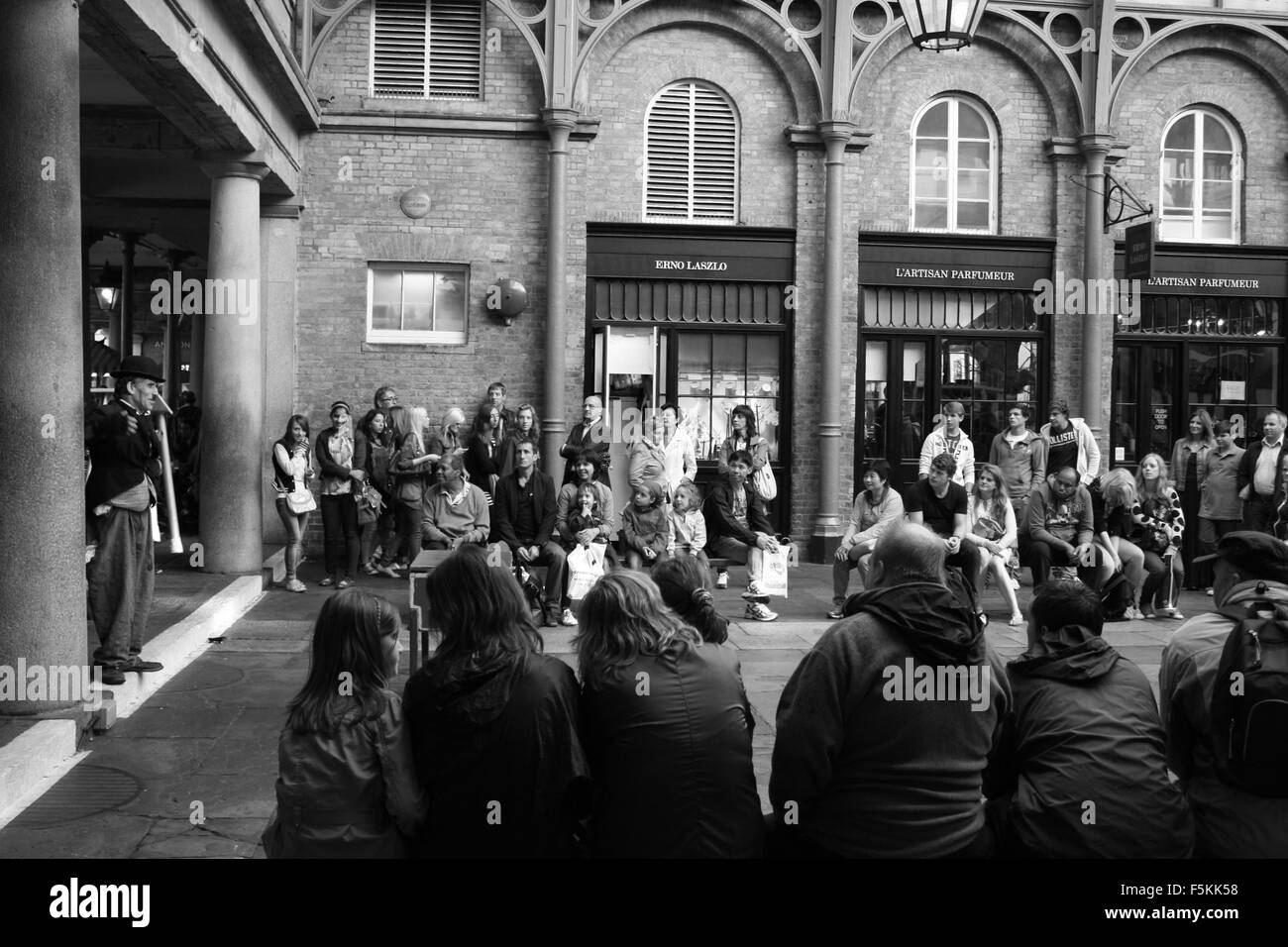 London covent garden street performance hi-res stock photography and ...