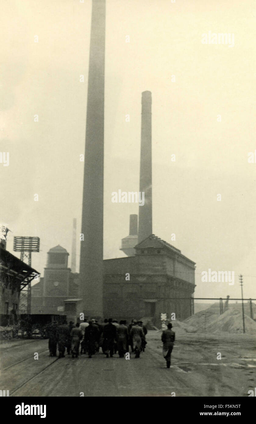 Factory workers 1930s hi-res stock photography and images - Alamy