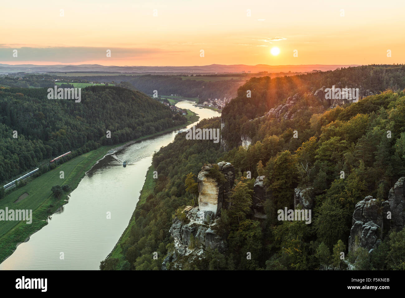 Tourism mountains and rivers hi-res stock photography and images - Alamy