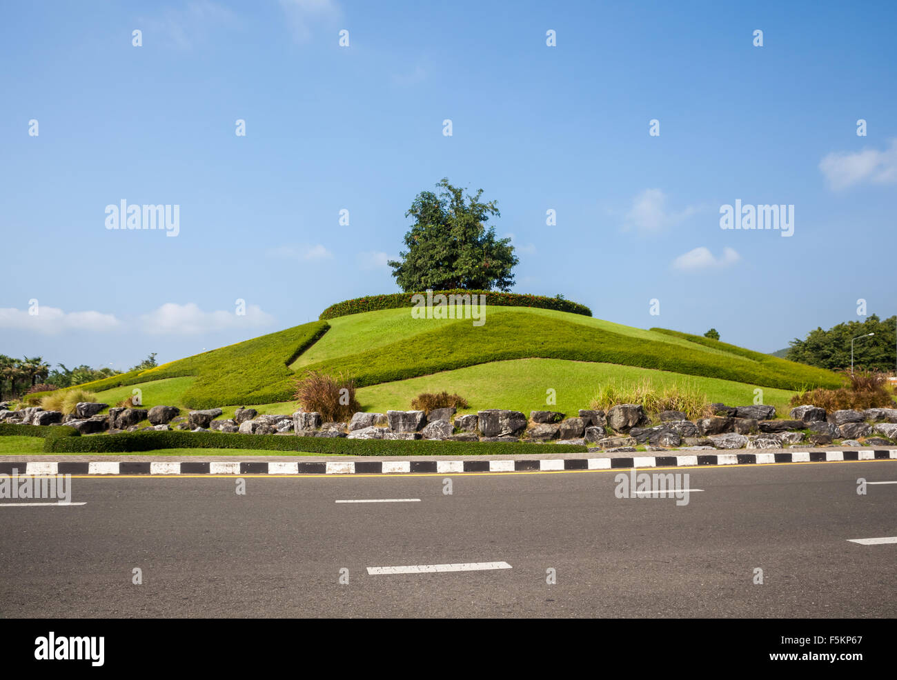 Roundabout tree hi-res stock photography and images - Alamy