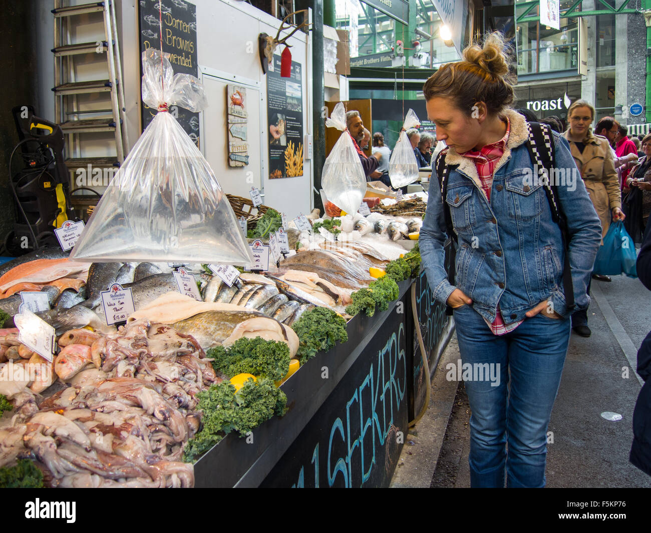 Fish stalls hi-res stock photography and images - Alamy