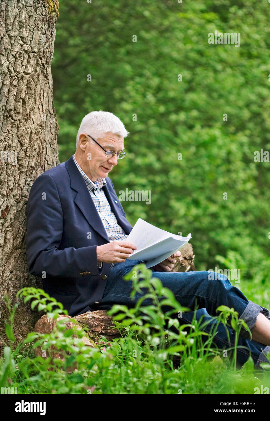 Man sitting tree outdoors hi-res stock photography and images - Alamy