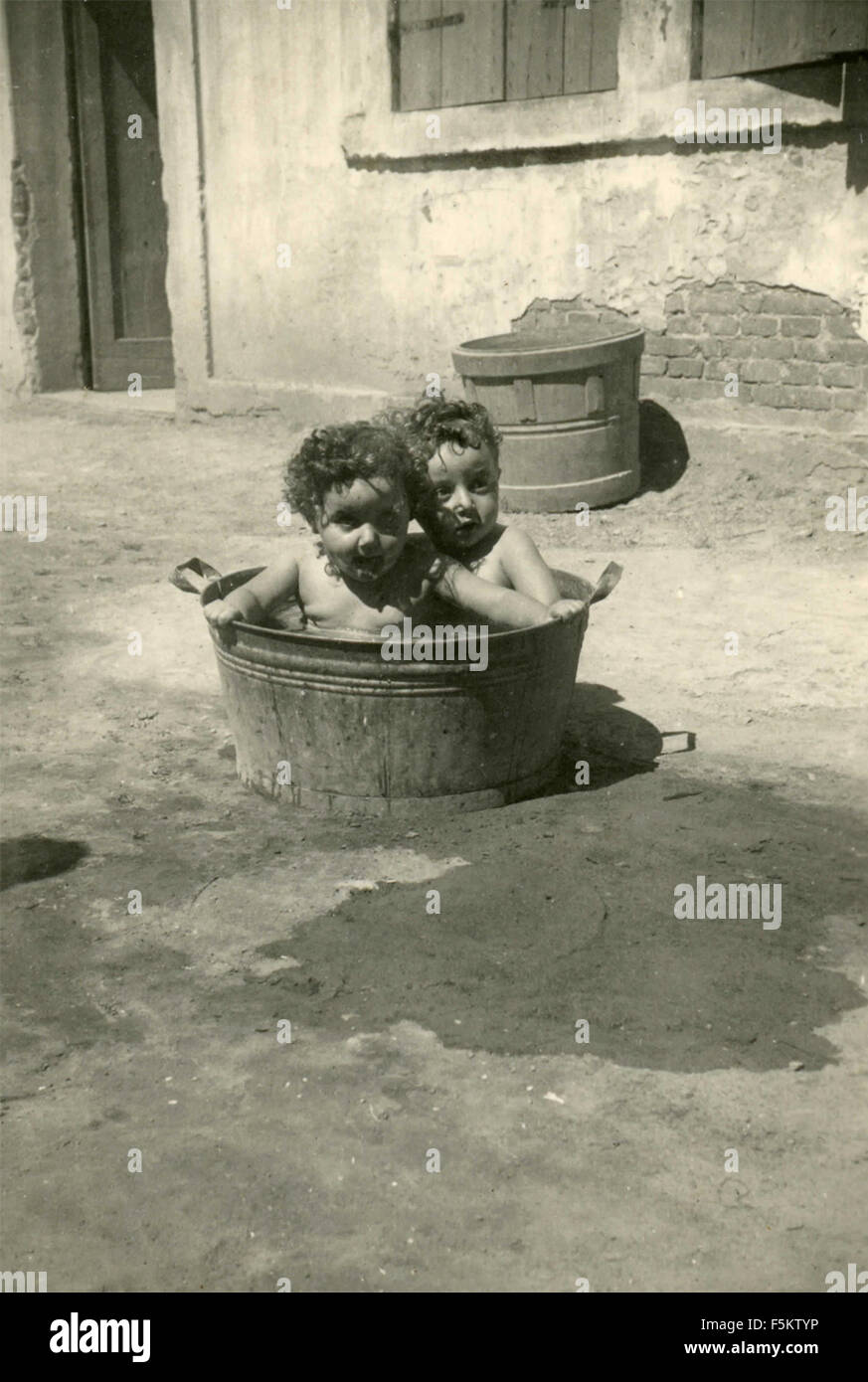 Two sisters in bath hi-res stock photography and images - Alamy