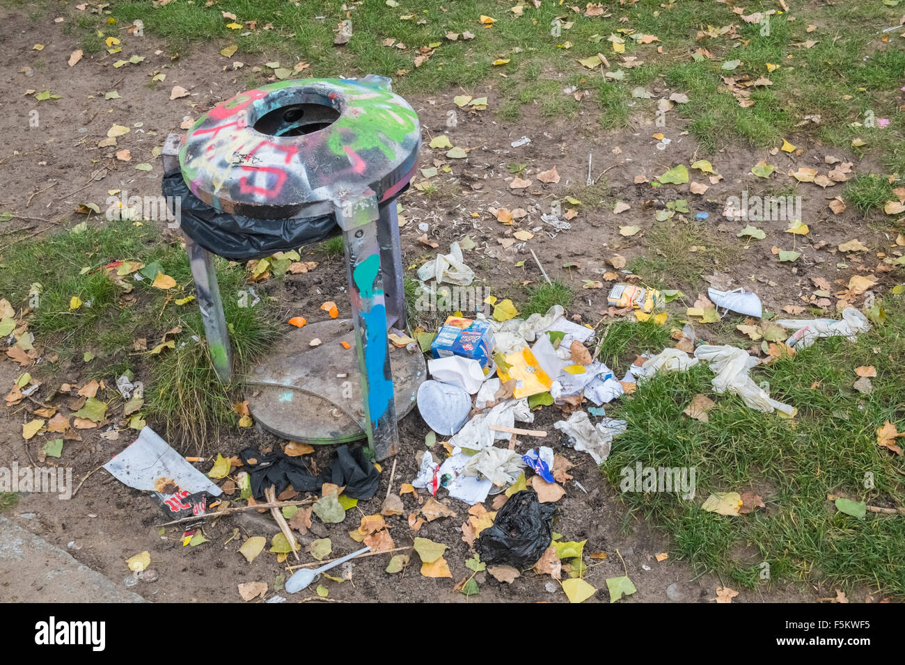 Rubbish on ground hi-res stock photography and images - Alamy