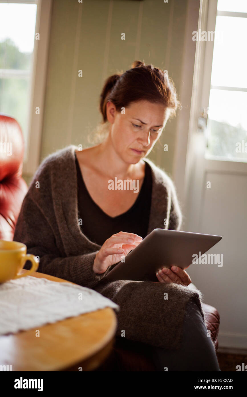 Adult reading tablet hi-res stock photography and images - Alamy