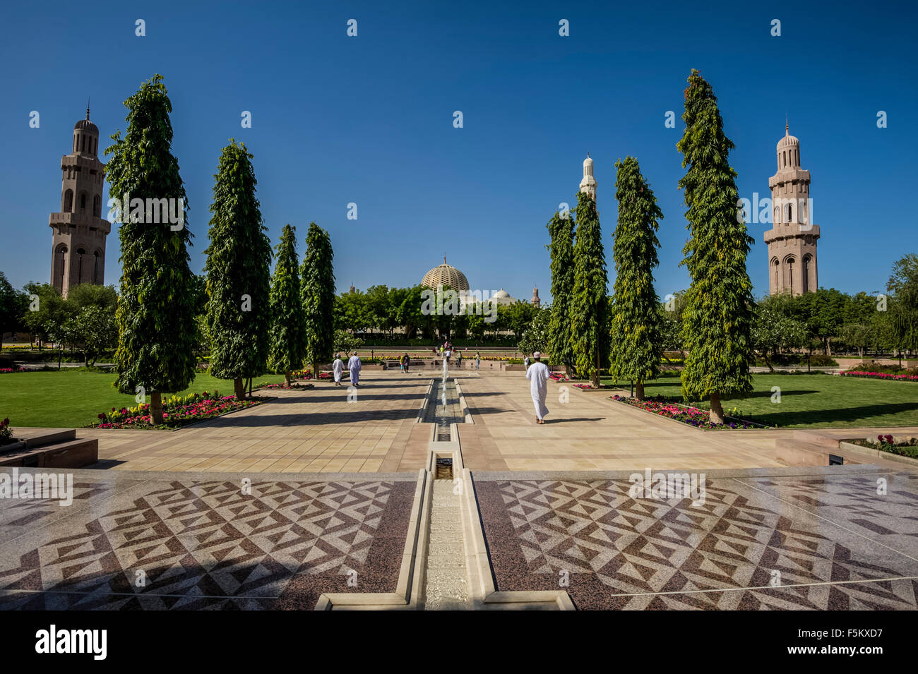 Muscat oman grand mosque gardens hi-res stock photography and images ...