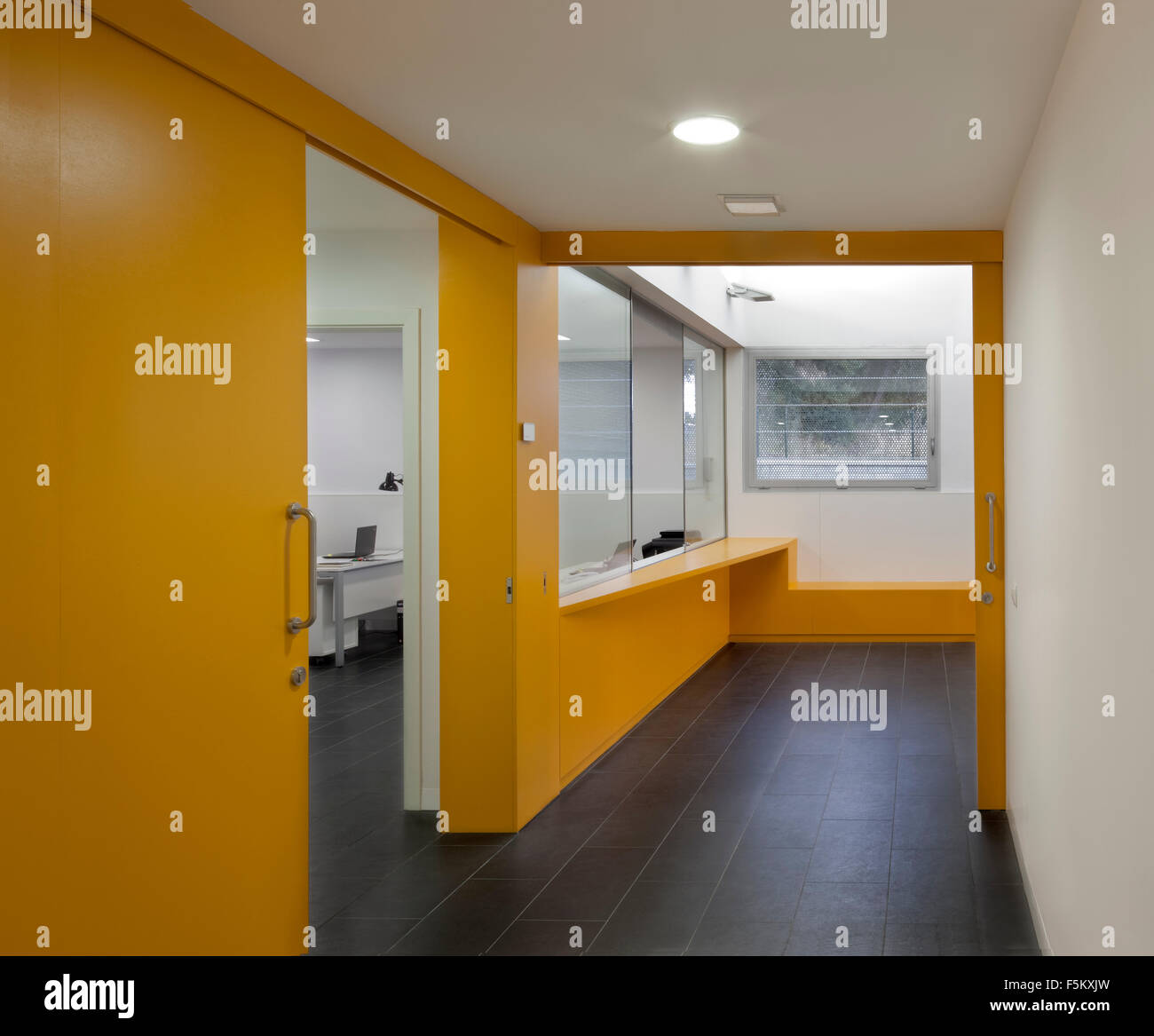 Entrance lobby desk hi-res stock photography and images - Alamy