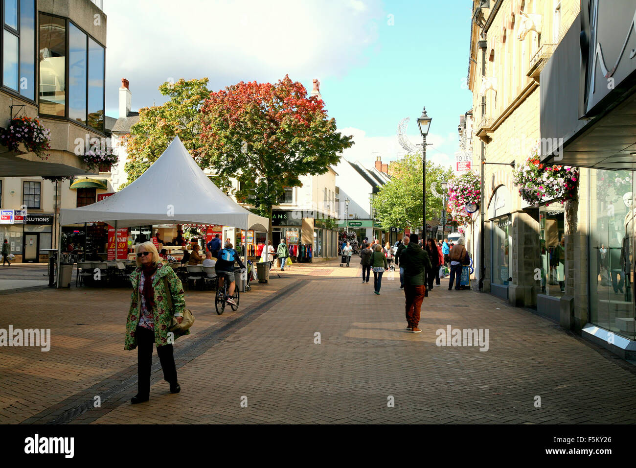 The pedestrianized shopping street in Autumn of West Gate at Mansfield ...