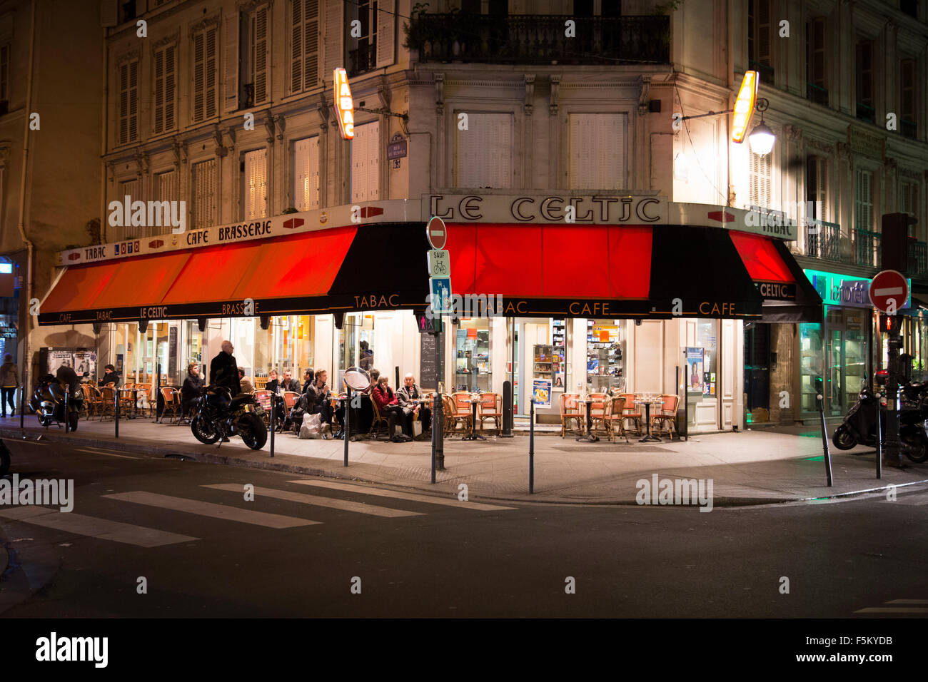 paris corner cafe at night Stock Photo - Alamy