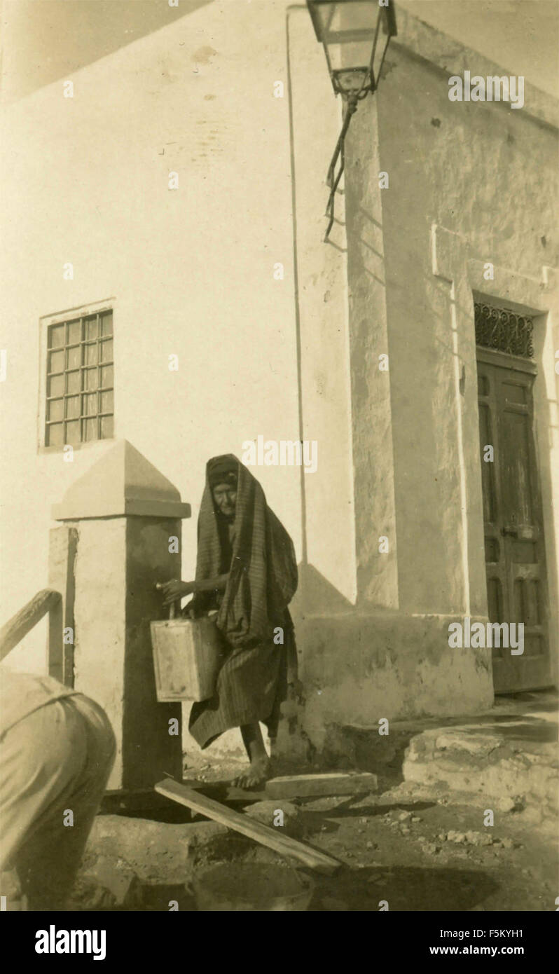 Woman Bedouin to the well to fetch water Stock Photo - Alamy
